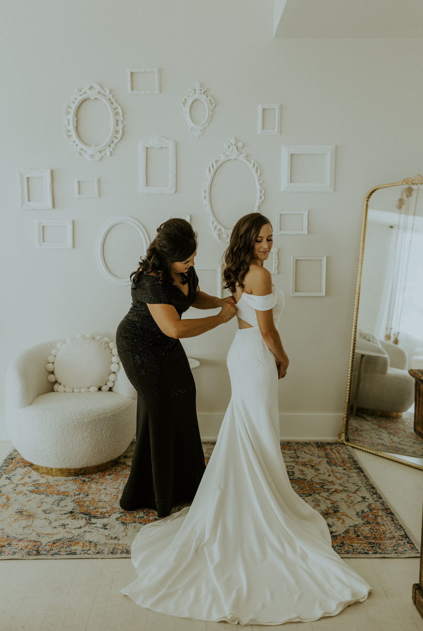 Thomas + Sydney's Elegant, Luxurious Wedding ...